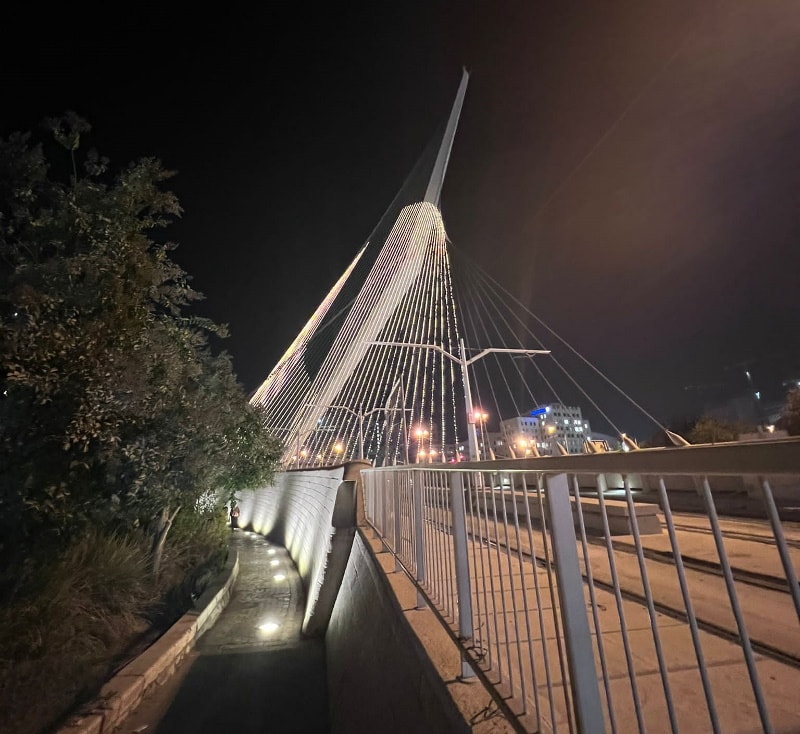 היוזמה עבורה גשר המיתרים הואר בצהוב